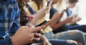 Protection de la jeunesse sur les réseaux sociaux : l'Éthique refuse la ...